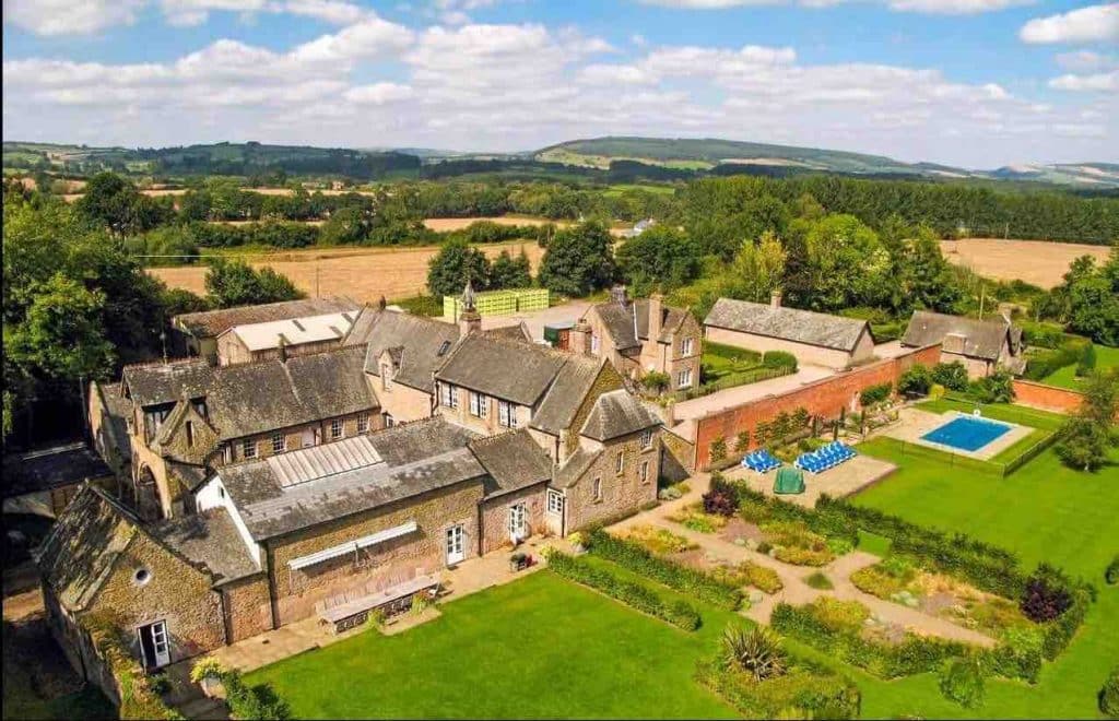 Party Houses with Swimming Pools and Hot Tubs - Party Houses UK