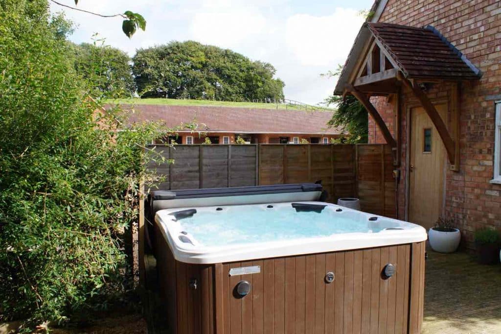 Party Houses with Swimming Pools and Hot Tubs - Party Houses UK
