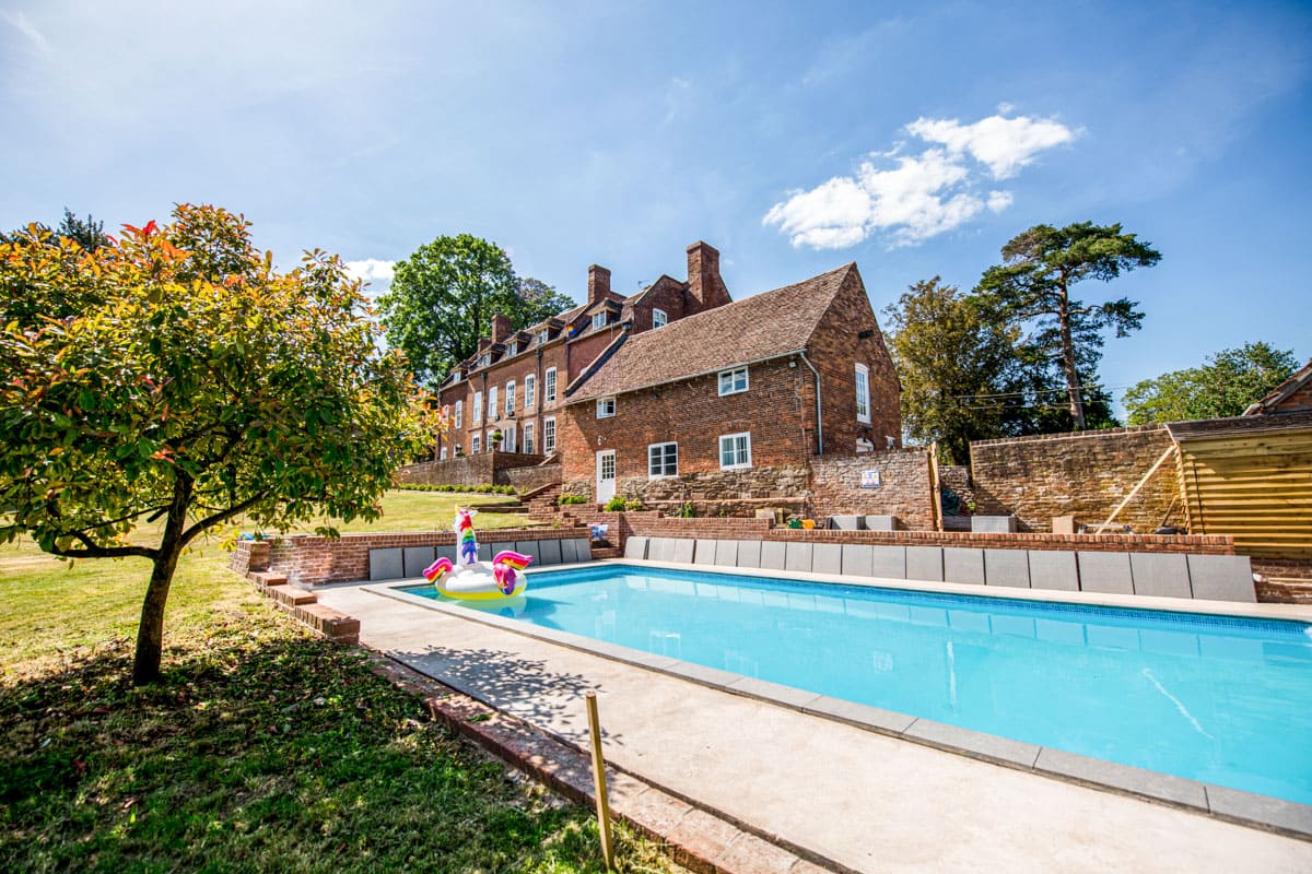 Top 10 Party Houses to Rent in the UK – Party Houses